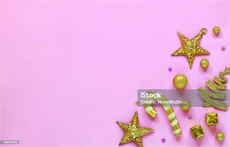 크리스마스 구성 배경입니다 황금 나무와 장식은 분홍색 배경을 론 플랫 레이 상단 보기 복사 공간 0명에 대한 스톡 사진 및 기타 이미지 Istock
