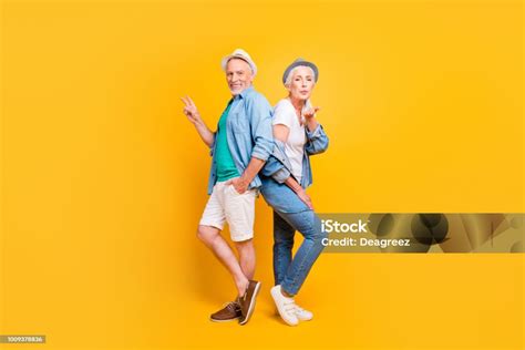 캐주얼 데님 반바지 신발 옷 옷 스타일 세련 된 꿈꾸는 사람 개념 잘생긴 할아버지 달콤한 귀여운 할머니 서 절연 배경 쪽 설정 프로필 전체 길이 크기 사진 초상화 노인에