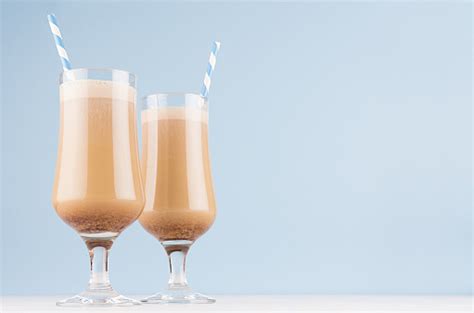 밝은 파란색 인테리어 복사 공간에 거품과 줄무늬 짚으로 두 절묘 한 투명 유리에 아침 카푸치노 커피 0명에 대한 스톡 사진 및 기타 이미지 Istock