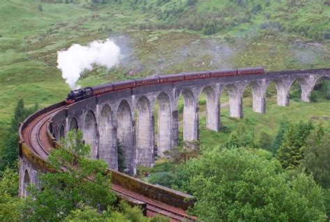 증기 뿜뿜 ‘해리포터 열차 정말 역사 속으로 사라지나