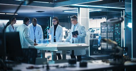 컴퓨터 기반 실험실에서 풍력 터빈 프로토타입의 미래형 홀로그램을 사용하는 다양한 산업 엔지니어 팀 Vfx 프로젝션을 찾고 있는