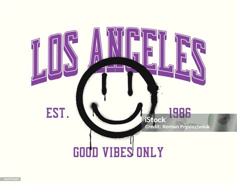 대학 스타일의 텍스트 낙서 미소 및 슬로건이있는 로스 앤젤레스 티셔츠 디자인 좋은 분위기 그래피티 스프레이 미소가 그려진 티셔츠 프린트 벡터 그래피티에 대한 스톡 벡터 아트