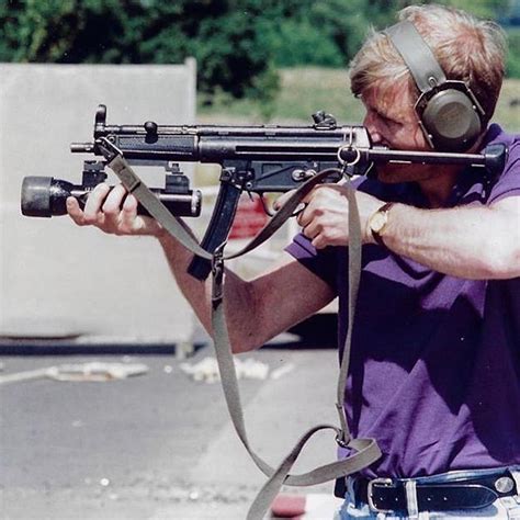 British Sas Fires His Mp5a3 With An Under Barrel Maglite Myconfinedspace