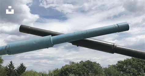 무성한 녹색 들판 위에 앉아있는 커다란 파란색 파이프 사진 Unsplash의 무료 식물 이미지