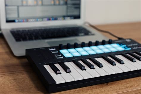 미디 키보드 뮤지션이 노트북 컴퓨터에서 음악을 편곡하기위한 미디 키보드를 연주하는 음악 제작 기술 개념 0명에 대한 스톡 사진 및 기타 이미지 Istock