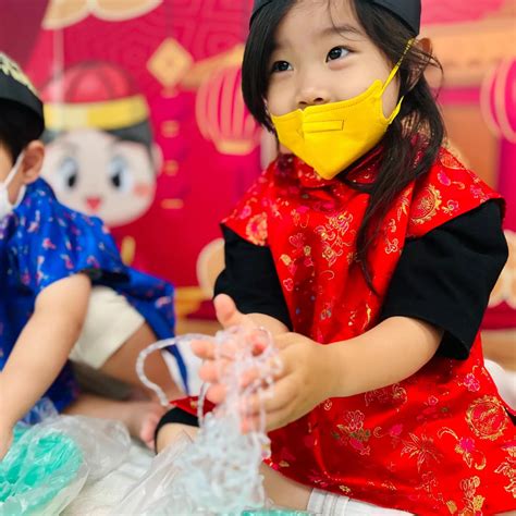 오늘도이로아 이로아1209day ️ 슬기로운어린이집생활 오늘오감시간에는 자장면도 만들어보구요 포크도잇고 맛보려했다는 로아찡 의상도 넘귀여워 다문화 수업시간에는 중국에