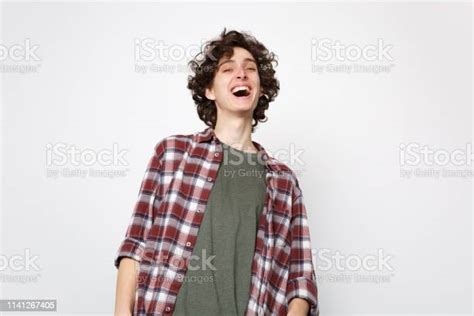 쾌활 한 재미 웃 고 있는 젊은 남자의 초상화는 서 서 스튜디오에서 흰색 벽 배경에 고립 된 카메라를 찾고 있습니다 사람들은 진심으로 감정 라이프 스타일 개념입니다 복사