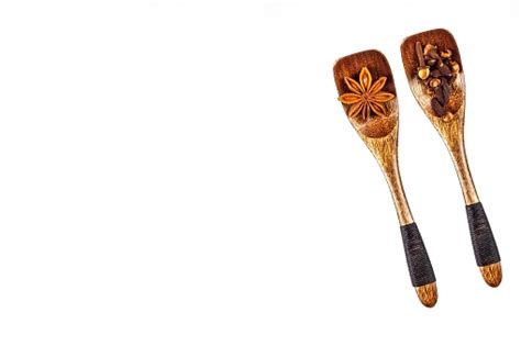 Badyan 그리고 나무로 되는 숟가락 흰색 절연에 정 향 전통적인 향기로운 향신료입니다 크리스마스의 냄새입니다 가까운에 대한