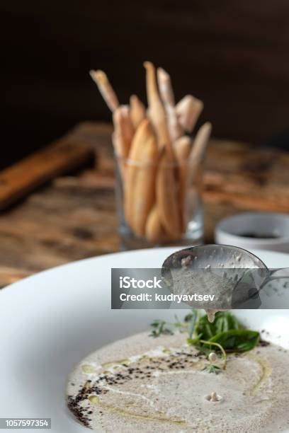 버섯 수프 밝아진와 숟가락에서 따르고 있다 소박한 스타일에 나무 배경에 Grissini와 유리 스틱 0명에 대한 스톡 사진 및 기타 이미지 Istock