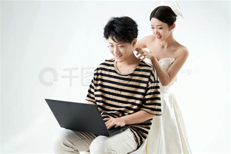 1个男孩高清图片 沉浸在网络恋爱世界的青年男女 人像图片免费下载 jpg格式 5472像素 编号46037585 千图网