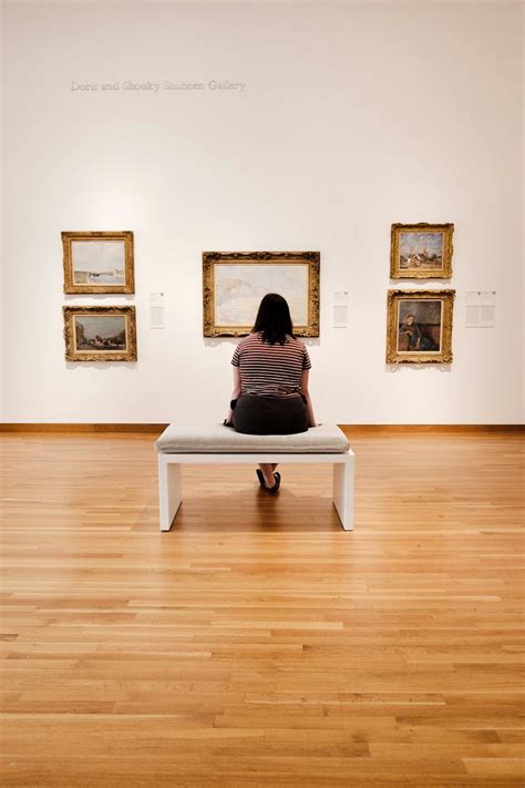 실내 갤러리 갤러리 공간 갤러리 방문 고독 고전 예술 공공 장소 그림 뒷모습 목재 바닥재 묵상 문화 문화 체험 미술 미술 전시 미술 전시회