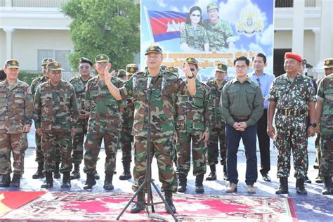 អគុណសន្តិភាព លោកឧត្តមសេនីយ៍ឯក ហ៊ុន ម៉ានិត អញ្ជើញ យកអាវភ្លៀង និងគ្រឿងឧបភោគ បរិភោគ