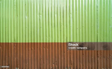 금속 강철 스트립 녹슨 골판지 철금속 아연 스틸 월 패턴 텍스처 배경 디자인 장식 배경에 대한 외부 건축 자재의 클로즈업 0명에 대한 스톡 사진 및 기타 이미지 Istock