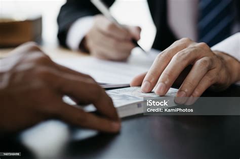 개인은 소송에서 부패를 저지르기 위해 공무원에게 뇌물을 제공하고 있으며 공무원에게 뇌물을 지불하는 법 집행에 의한 불법 행위는 불법이며 불법입니다 사기 개념 보험에 대한