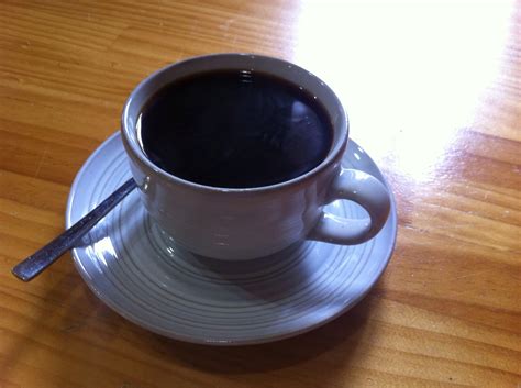 강정책마을친구들 진한 아메리카노를 도자기 컵에 담았더니 색다른 느낌이네요 아참 이 커피는 저