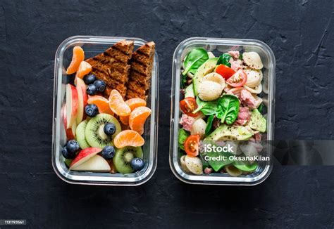 사무실 달 콤 하 고 짭짤한 음식 도시락 상자 파스타 참치 시금치 아보카도 샐러드와 과일 땅콩 버터 샌드위치 어두운 배경 평면도에서 점심 상자 갈색 빵에 대한 스톡 사진 및