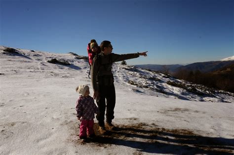 Разходки и преходи с деца през зимата Деца на планина