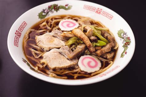 가을 가정식 고명 김이 나는 단순함 드라이플라워 따뜻함 러스틱 맛있는 먹는 목조 테이블 미니멀리스트 밥 밥 그릇 별미 보울 수직 쐈어 식사