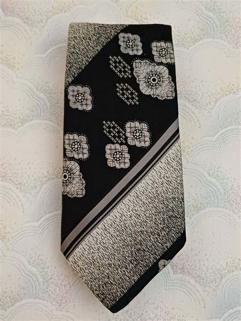 Paul Greco Tie Vintage 70s Black And White Floral 55 Long 3 5 Wide Etsy