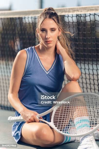 라켓을 들고 테니스 코트에 앉아 있는 테니스 선수의 수직 근접 촬영 네트 스포츠 장비에 대한 스톡 사진 및 기타 이미지 네트 스포츠 장비 라켓 레저 활동 Istock