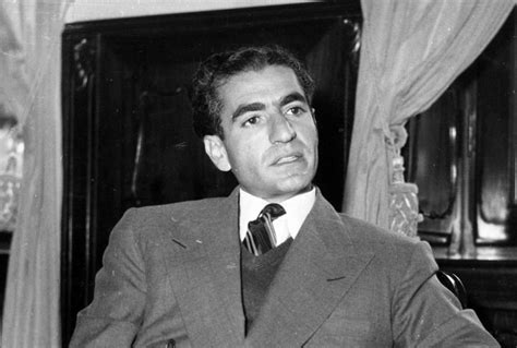 سفر در زمان؛ «محمدرضا پهلوی در حال سیگار کشیدن در 35 سالگی؛ سال 1333 عکس