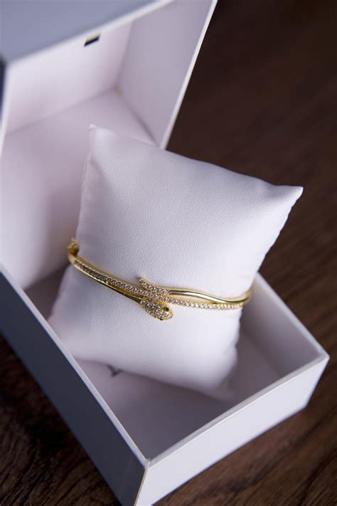 Gelang Emas Elegan Dalam Kotak Perhiasan Putih · Foto Stok Gratis