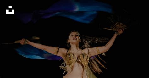 벨리 댄스 의상을 입은 여성이 춤을 추고 있습니다 사진 Unsplash의 무료 춤 이미지