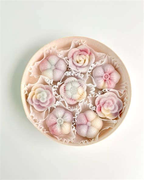 호시절케이크 ⚘ 양산떡케이크 양산케이크 양산답례떡 버터 풍미가 좋은 뽀얀 찹쌀피 속에 은은한 색으로 곱게 색을 내어 고소하고 달달한 앙금으로 채워지는 아이스월병