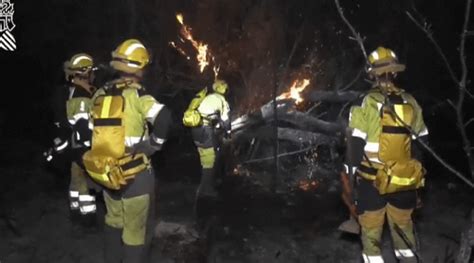 Zjarrfikësit Spanjollë Luftojnë Flakët Në Pyjet E Rajonit Juglindor Të