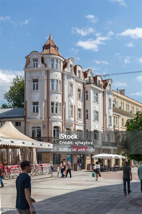 불가리아 플로브디프 도심의 보행자 거리에서 도보 여행 보행자에 대한 스톡 사진 및 기타 이미지 보행자 플로브디프 거리 Istock