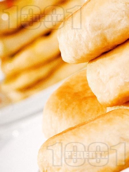 Пирожки от домашно тесто с мая и плънка от кайма или кълцано месо и зеле печени на фурна за