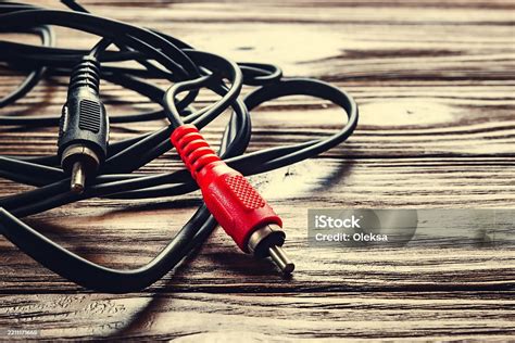 오래된 연결 오디오 케이블의 클로즈업 나무 표면의 전선 0명에 대한 스톡 사진 및 기타 이미지 0명 골프 코스 금속 Istock