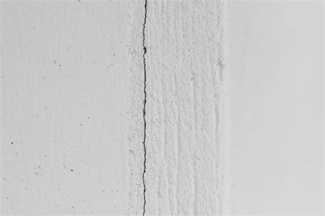 점과 수직 균열이있는 흰색 질감의 콘크리트 벽 수평 사진 0명에 대한 스톡 사진 및 기타 이미지 0명 건설 산업 건축 Istock