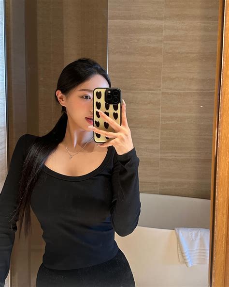 지민 Discoveryexpeditionkr 광고 선선해지는 봄 날씨에 걸치기 딱 좋은 디스커버리의 기능성 베르텍스 크롭자켓 🏃🏻‍♀️🌆🍃 디스커버리