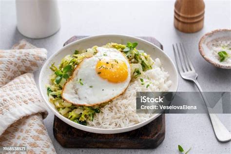 양배추 볶음과 계란 프라이를 곁들인 덮밥 건강한 점심 또는 아침 식사 아이디어 쌀 주식에 대한 스톡 사진 및 기타 이미지 쌀 주식 달걀 달걀부침 Istock