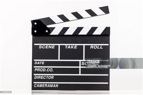 영화 클래퍼는 흰색 배경에 고립 된 열고 닫습니다 슬레이트 보드를 표시했습니다 사실적인 영화 클래퍼 보드 클리핑 경로가 포함된 클래퍼 보드가 분리되어 있습니다 개체 및