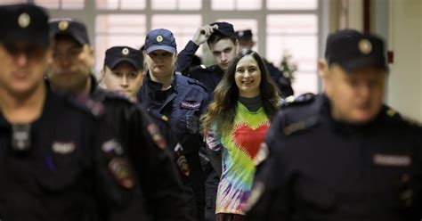 პუტინს 100 ზე მეტი ექიმი მიმართავს ანტისაომარი აქციისთვის დაპატიმრებული ქალის გათავისუფლების თხოვნით