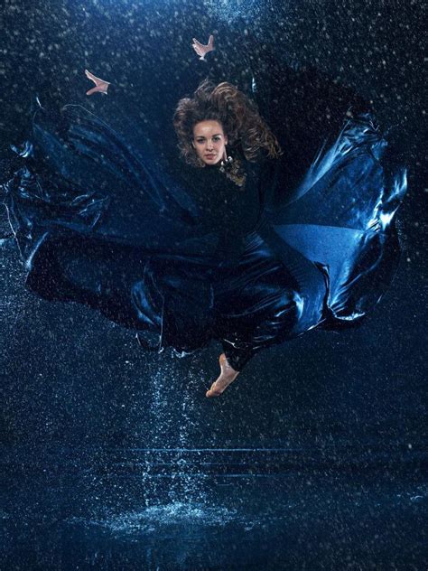 雨中的舞者图片 雨中起舞的年轻美丽的现代舞蹈家素材 高清图片 摄影照片 寻图免费打包下载