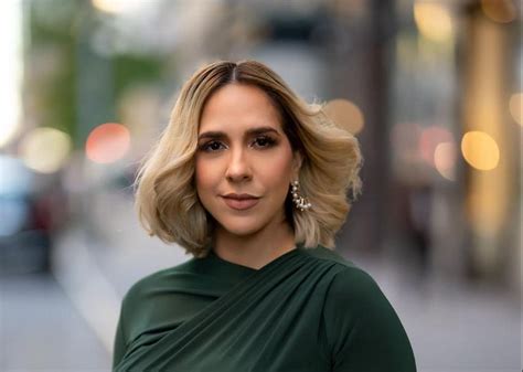 Locutora Arlette Borrelly Imparte Conferencia Sobre La Radio De La Mano