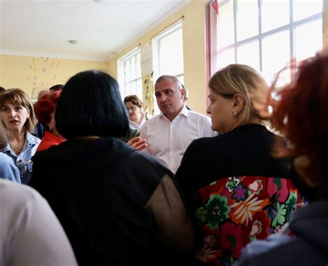 საქართველოს 🟢ინფრასტრუქტურის მინისტრი რევაზ სოხაძე თბილისის 157 ე საჯარო სკოლის პედაგოგებსა და