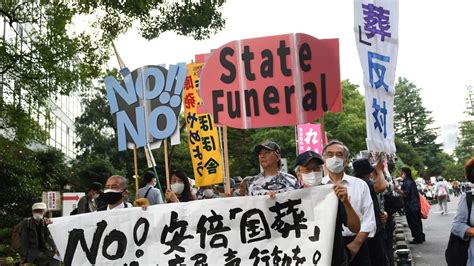 Шинзо Абэгийн оршуулгыг эсэргүүцсэн Японы иргэд жагсаж байна