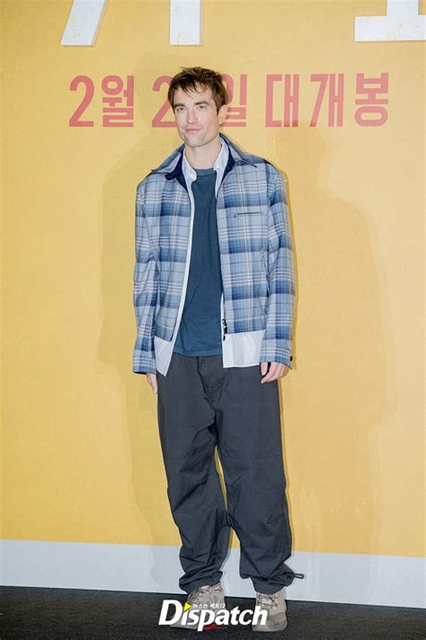 [현장포토] 조각과 눈맞춤…로버트 패틴슨 섹시한 미소 디스패치 뉴스는 팩트다