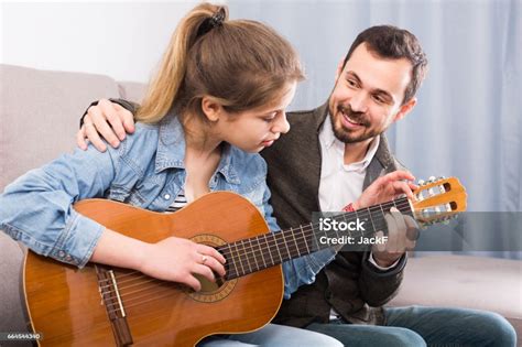 기타를 연주하는 방법을 학습에 10 대 학생을 원조 하는 남성 교사 12 23 개월에 대한 스톡 사진 및 기타 이미지 12 23 개월 30 39세 개인 지도 교사