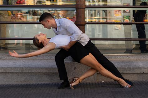 길 한가운데서 탱고 춤을 추는 커플 양복을 입은 소년과 반바지와 흰색 티셔츠를 입은 소녀 누워있는 탱고 위치 전문 기술에 대한 스톡 사진 및 기타 이미지 Istock