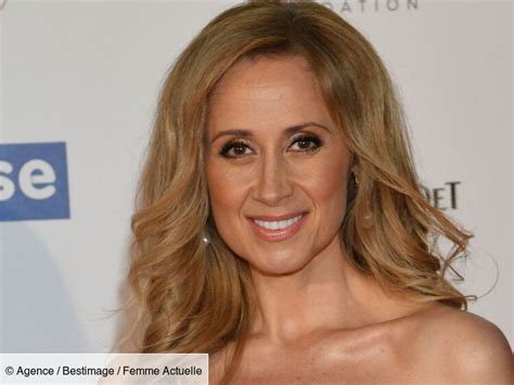 Lara Fabian Adopte Une Veste Au Décolleté Ravageur Oups On Voit Son Soutien Gorge Femme