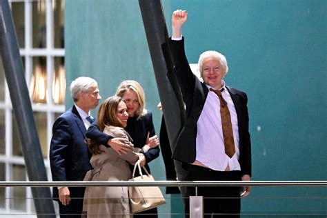 El Fundador De Wikileaks Julian Assange Aterriza En Australia Como