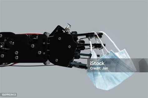 Tangan Robot Nyata Dengan Masker Wajah Medis Konsep Kecerdasan Buatan Tangan Robot Nyata Dengan Masker Wajah Medis Konsep Kecerdasan Buatan