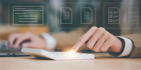 계산기로 회사 재무 온라인 문서의 수치를 계산하는 회계사 회사 재무 데이터 분석 예산 평가 및 검토 계획 재무 및 투자의 개념 검사 보기에 대한 스톡 사진 및 기타 이미지