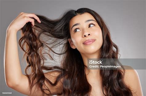 회색 배경에 그녀의 머리를 들고 매력적인 젊은 여자의 스튜디오 샷 볼륨감 있는 머리에 대한 스톡 사진 및 기타 이미지 볼륨감 있는 머리 여자 사람 머리카락 Istock