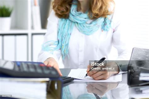 여성의 회계 또는 재무 관리자 보고 계산 또는 균형을 확인 합니다 내부 수익 서비스 금융 문서를 확인입니다 감사 개념 개념에 대한 스톡 사진 및 기타 이미지 Istock